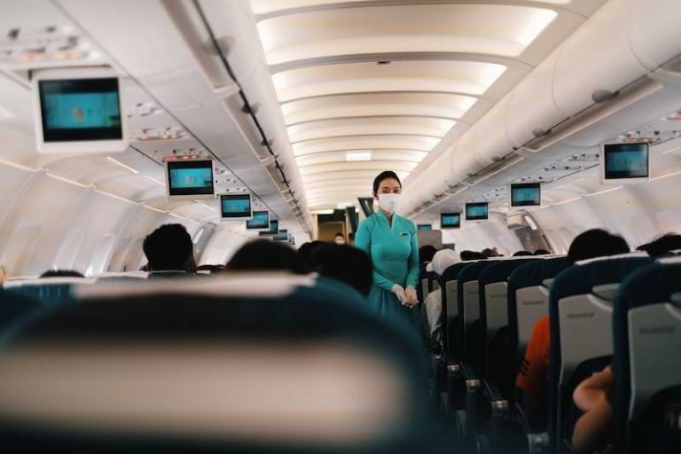 Lavoro da assistente di volo: come diventare steward o hostess